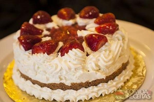 Receita de Bolo de morango recheado - Comida e Receitas