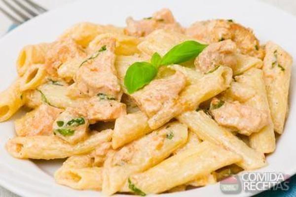 Receita de Penne ao molho de frango e alho poró - Comida e Receitas