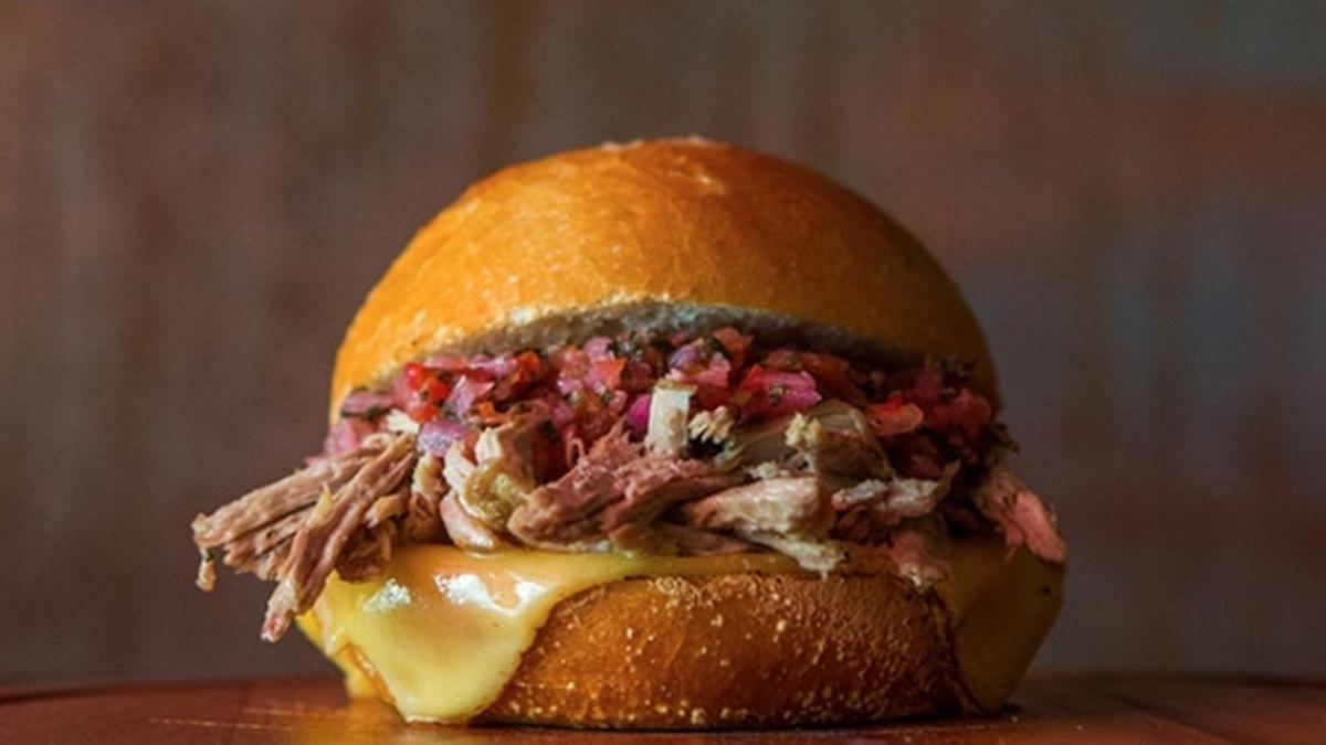 Receita de Sanduíche de pernil com vinagrete e queijo - Comida e Receitas