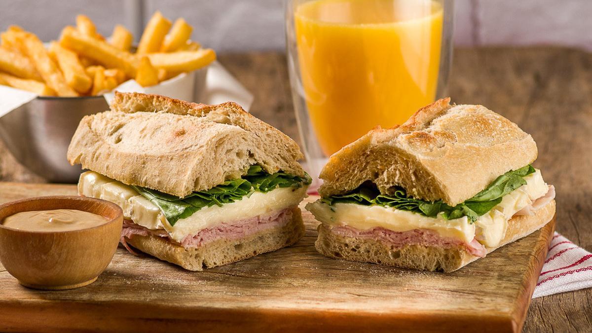 Receita de Sanduíche de presunto, queijo brie, rúcula e mostarda ...