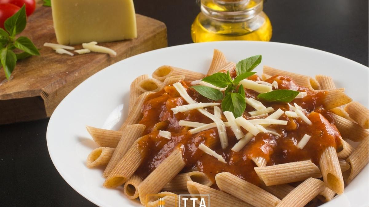 Receita de Penne ao molho de tomate fresco e manjericão - Comida e Receitas