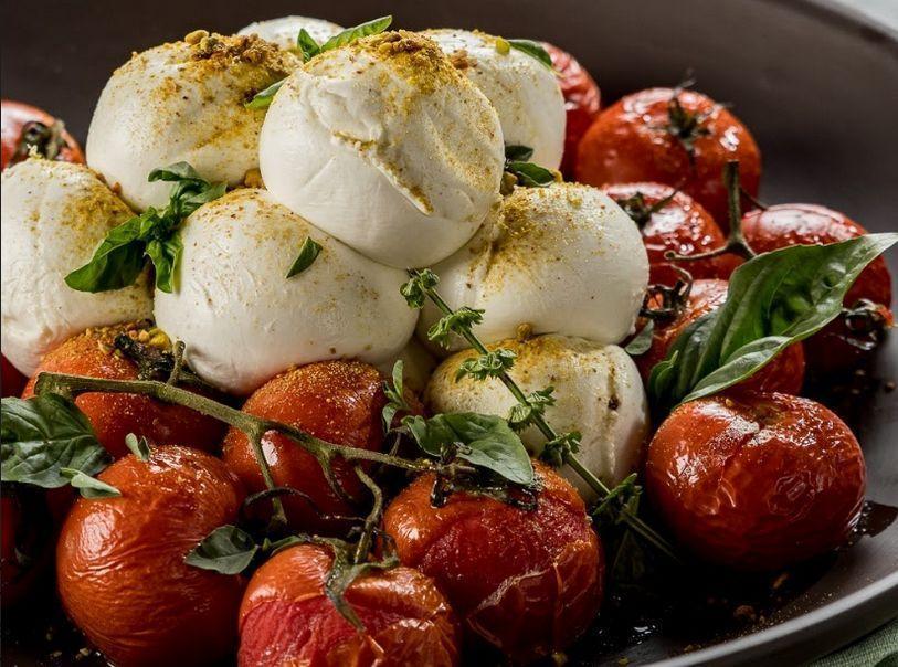 Receita de Tomate confit com mozzarella de búfalo e farofa de pistache ...