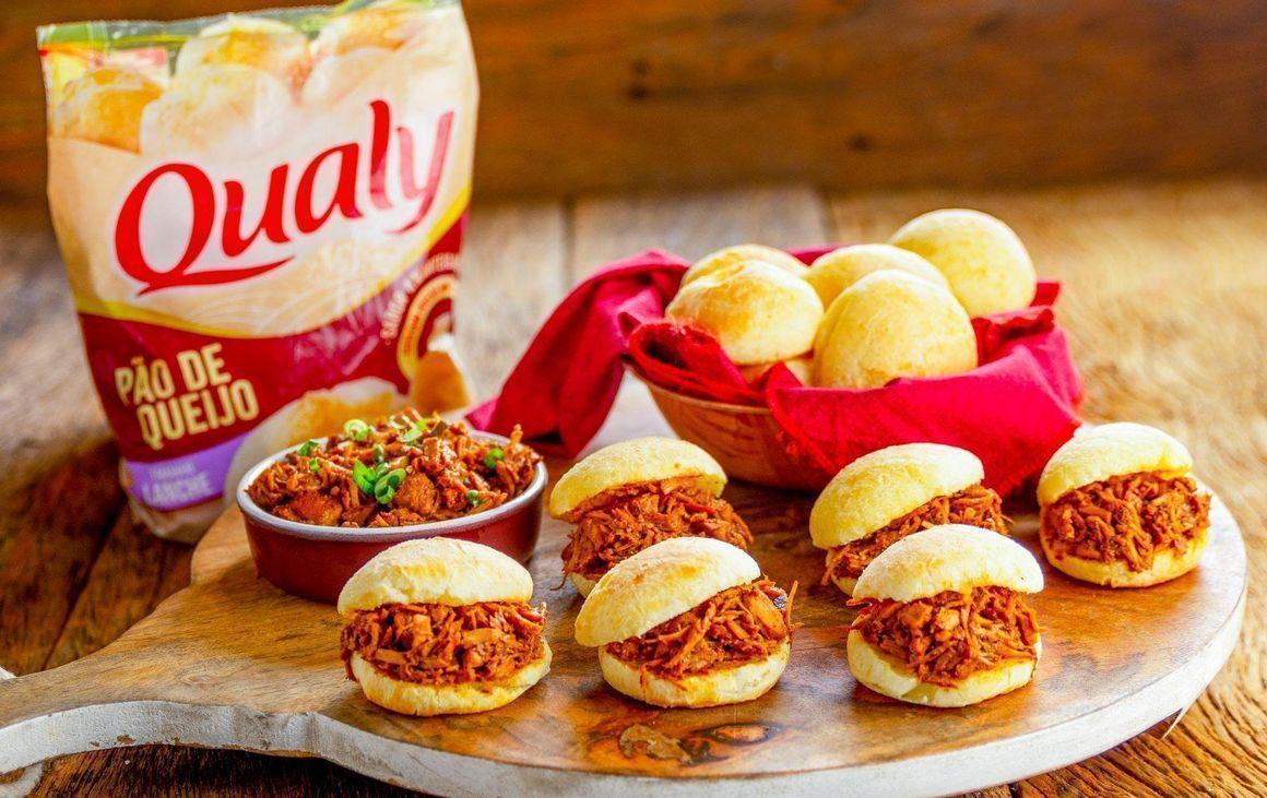 Receita de Pão de queijo com pernil de porco desfiado - Comida e Receitas