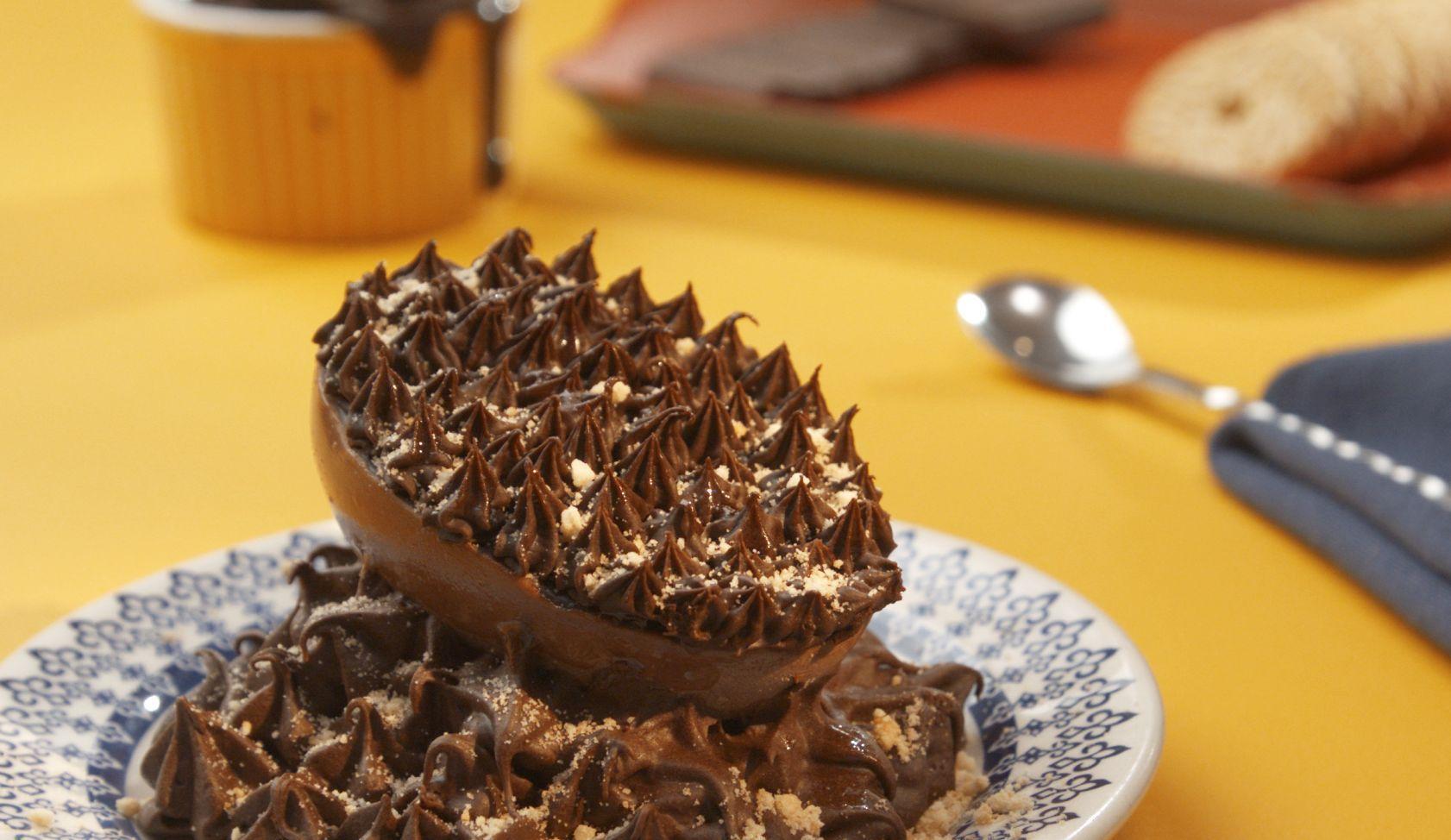 Receita de Ovo de Páscoa de colher com brigadeiro de biscoito - Comida ...
