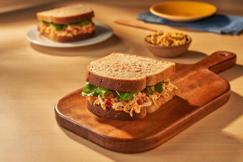 Receita de Lanche natural com pasta de frango e salada - Comida e Receitas