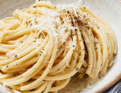 Receita de Bucatini ao cacio e pepe com bucatini Konjac - Comida e Receitas